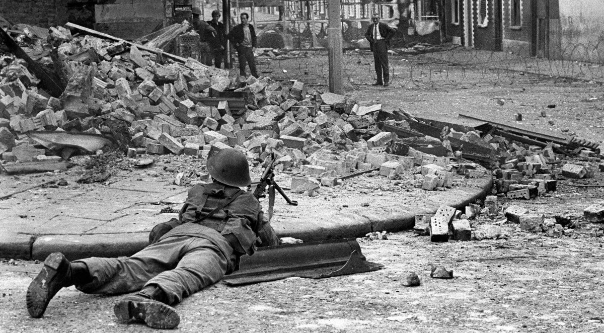 No Man’s Land. News Footage From The UK’s Former Hard Border In Ireland – AN SIONNACH FIONN